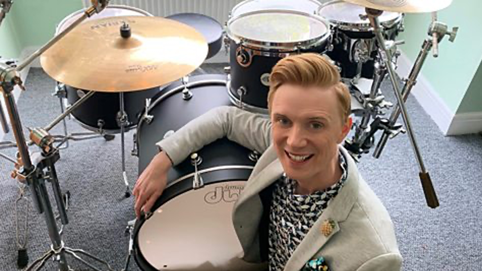 Hundreds of musicians join “drumming weatherman” for BBC News ...