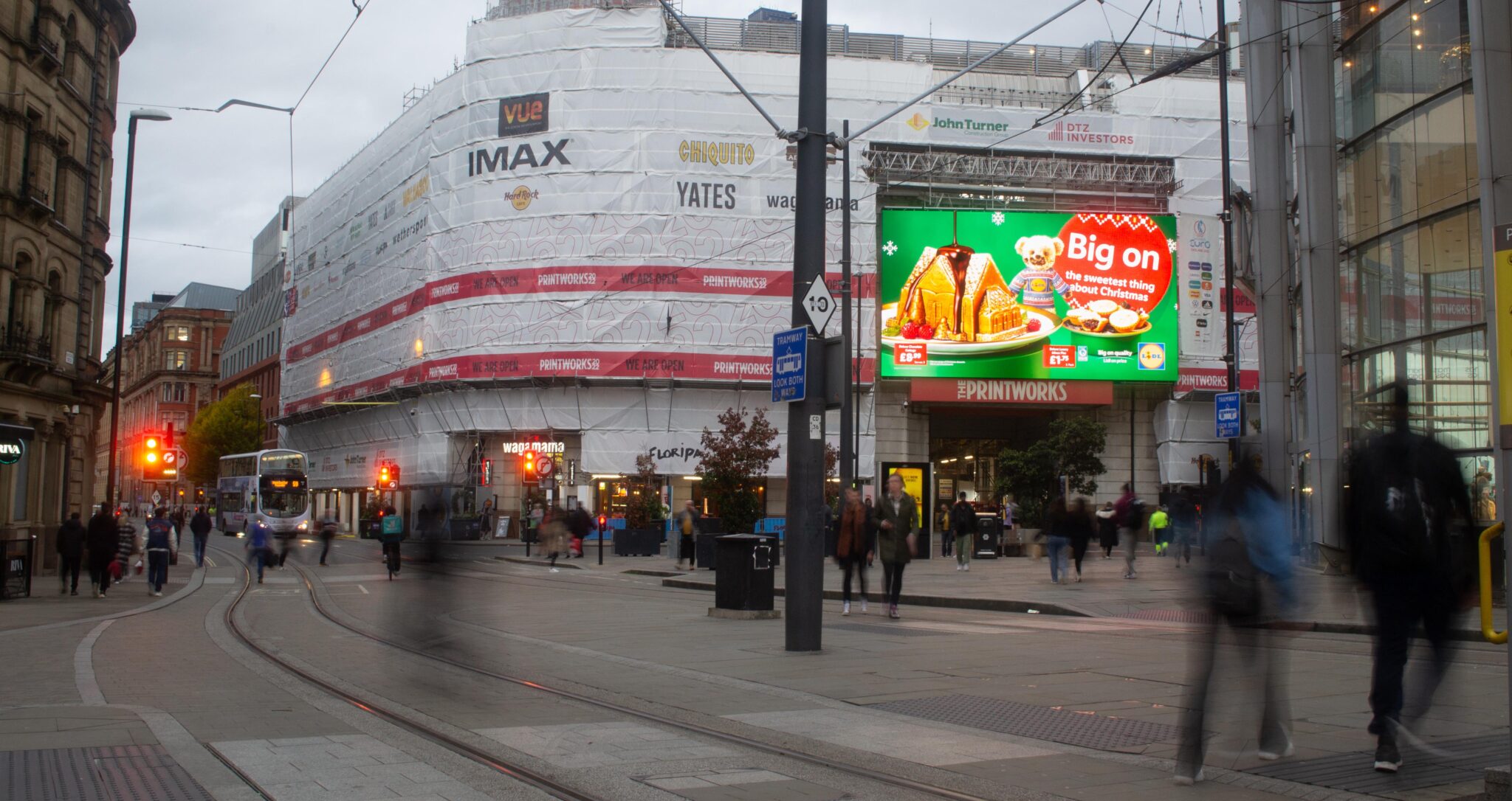 ADI installs giant new DOOH screen at Manchester's Printworks complex ...